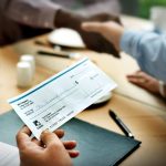 ¿Qué significa endosar un cheque y cuáles son las formas de hacerlo ...